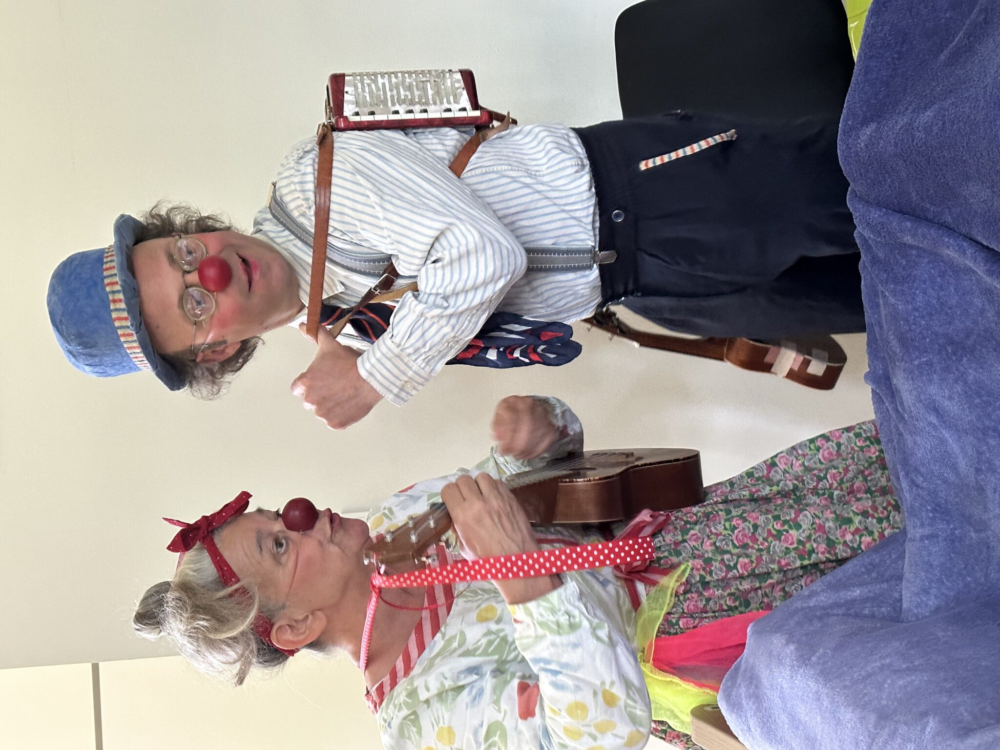 Violine und Hugo: Besuch im Lilge-Simon-Stift! | Bremer Klinikclowns